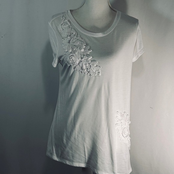 Simply Vera Vera Wang | Tops | Simply Vera Vera Wang White 3d Floral ...